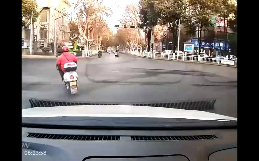 行车记录仪拍下的一幕,幸亏倒地人没事,但是却长记性了
