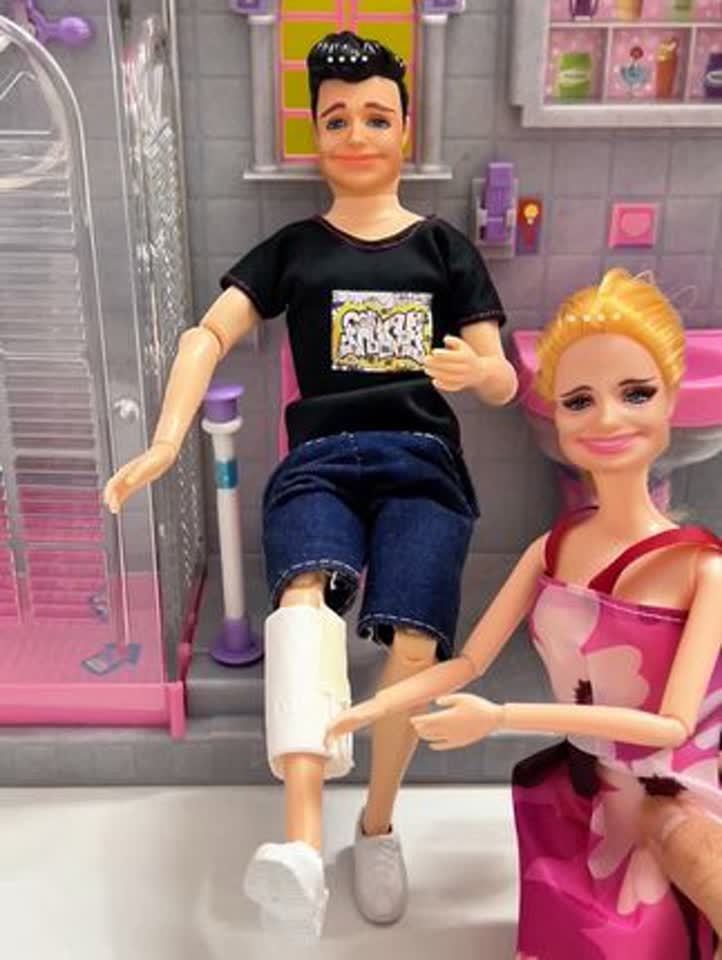 肯受伤了坐轮椅 #芭比娃娃 #公主系列玩具 #卡通动漫 #儿童动画 #儿童...