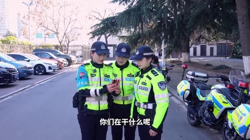听说你们看不懂交警指挥手势?