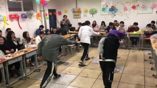 开班级会议,为了让气氛好些,四兄弟跳舞助兴