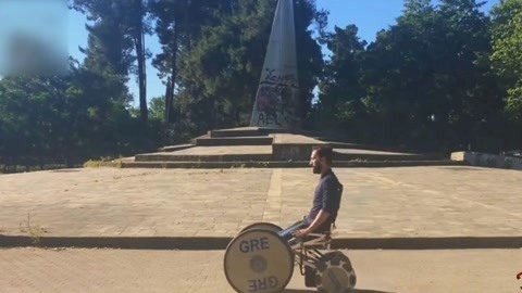 可以站立的轮椅外骨骼和动力轮椅结合 让残疾人正常生活