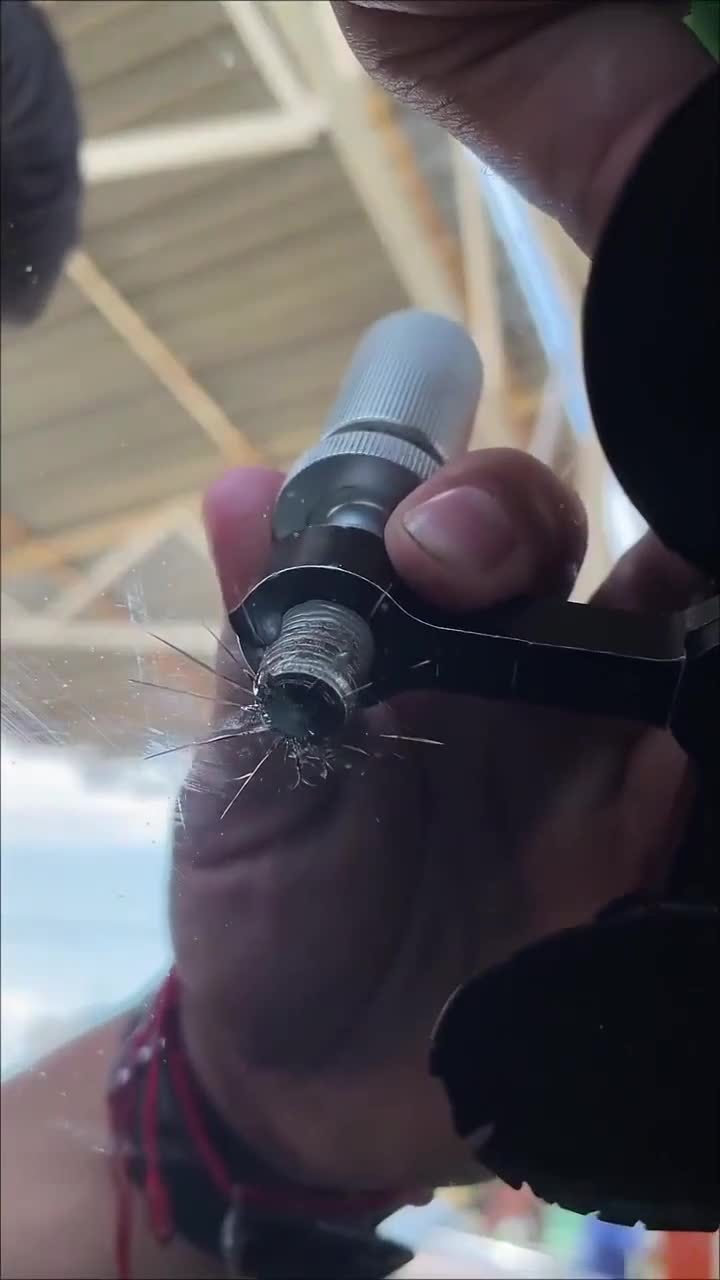 挡风玻璃被碎石打洞,胶水快速修补让它完美如初?