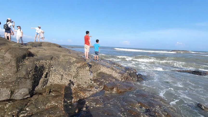 实拍青岛海边,碧海蓝天风景太美了,海浪特别大