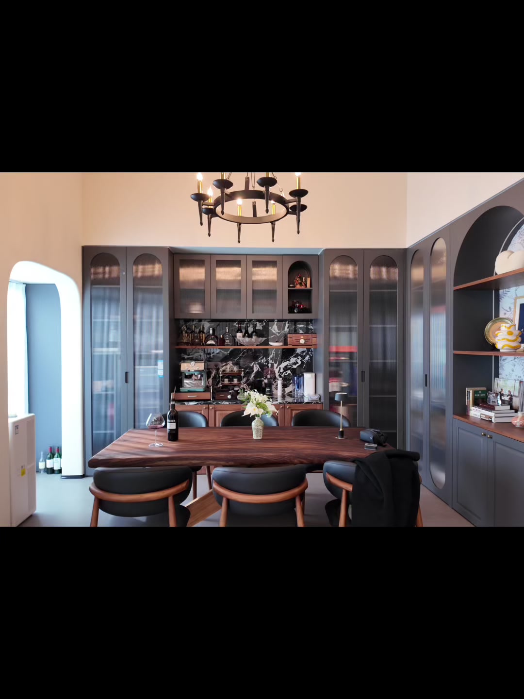 ...通过推拉玻璃门的设计,确保了客厅的私密性。一些细节的处理,包括下...