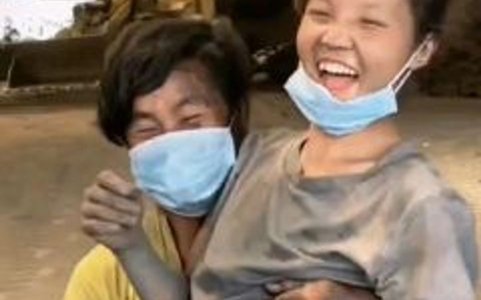 夫妻在同一工地干又脏又累的活,妻子每天笑着给老公送饭,看她的笑容...