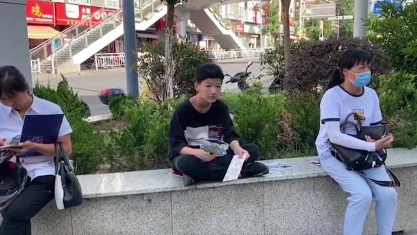 “太难了”!小学生刚毕业被家长带来感受高考