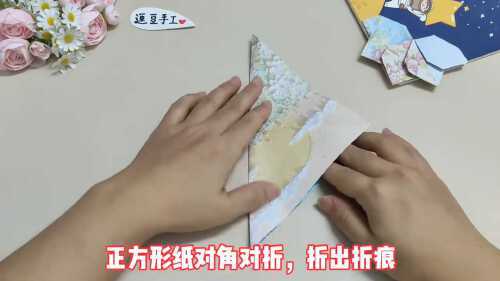 书签手工制作,用正方形纸折个简单又好看的莲花书签吧