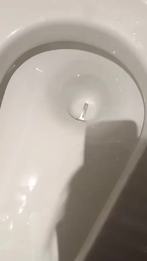 ...开门的钥匙掉厕所里了 不敢拿也不敢碰,厕所有感应自动冲水,该怎么...