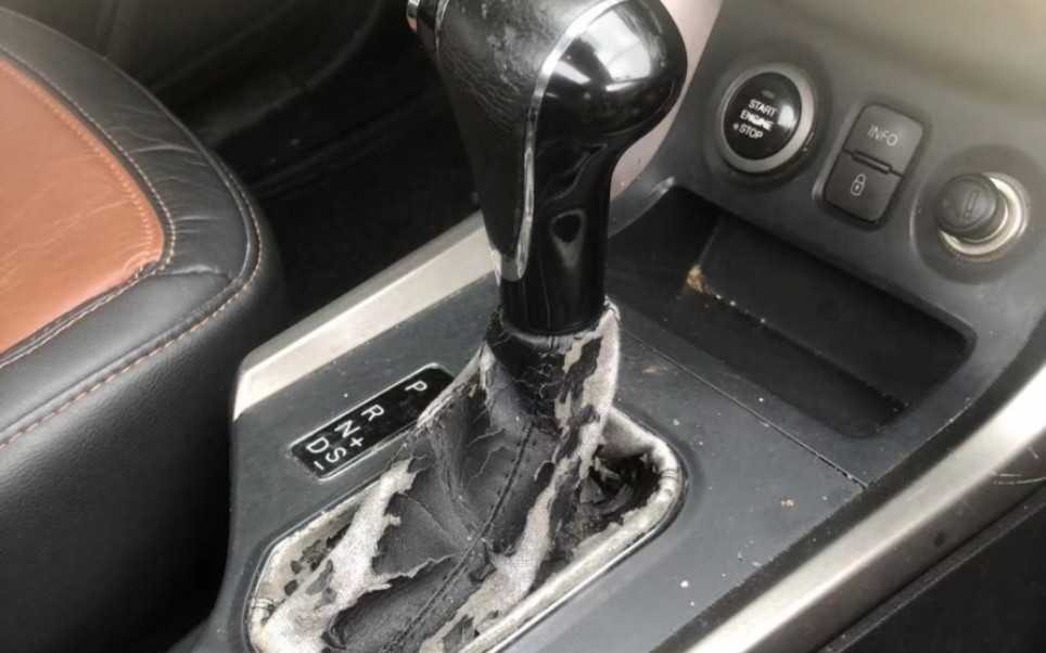 汽车换挡皮套的更换方法,非常简单,自己动手只需几十块。