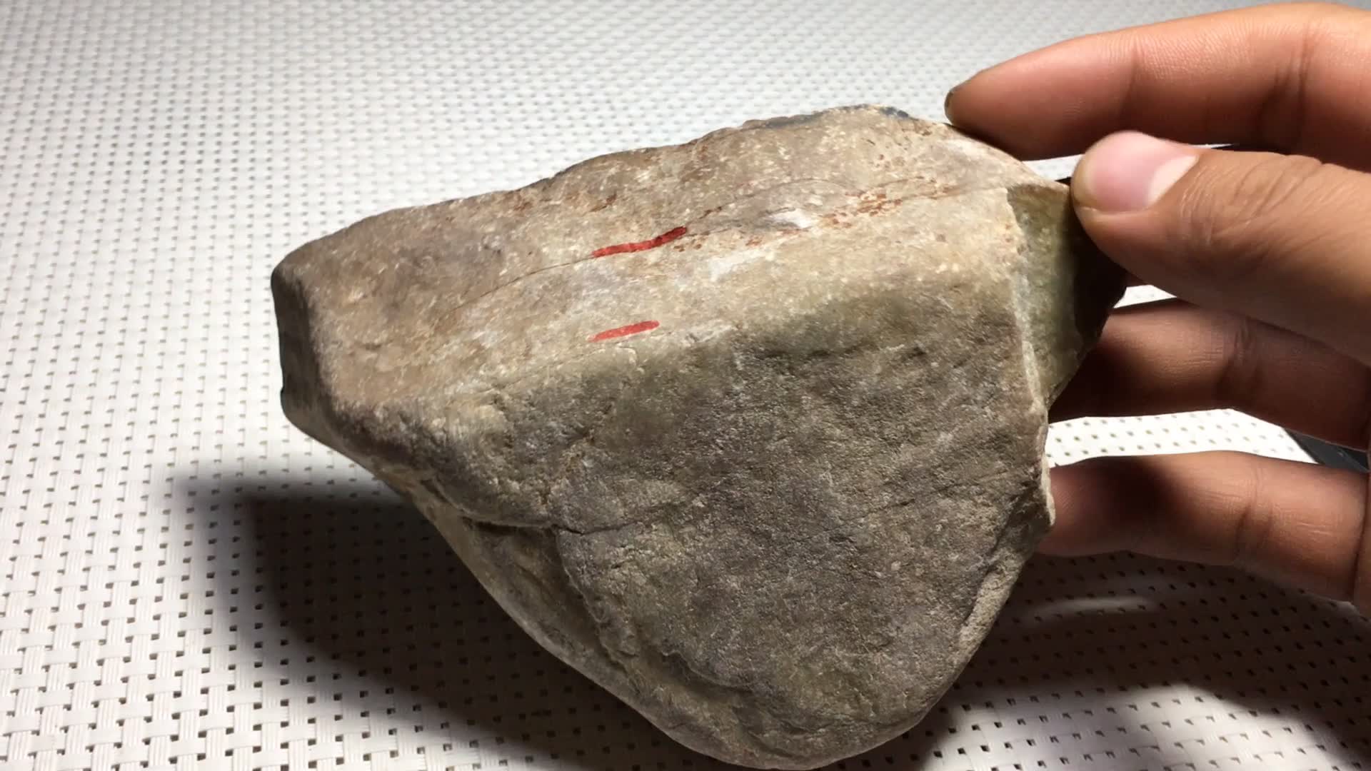 老缅表哥送来的翡翠原石,经典皮壳杨梅皮,里面会是什么样?
