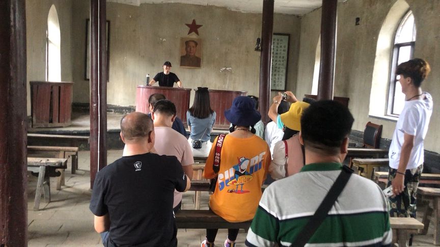 一这样的会议室开会是不是别有一番风味呢?一群人追忆过去