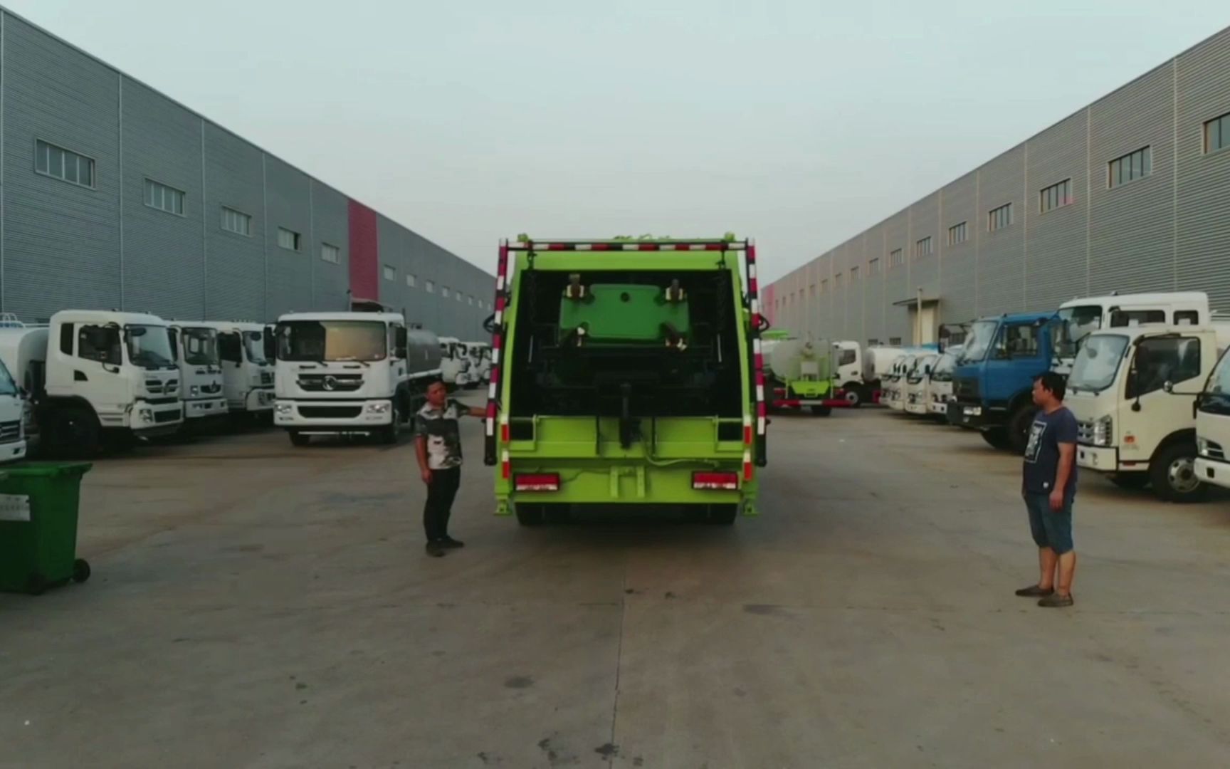 12吨环卫垃圾运输车配置240L360L660L垃圾桶