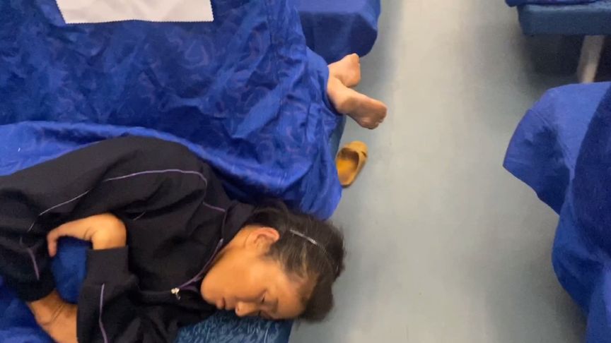 小伙实拍凌晨00点火车上乘客,这一幕让人心酸