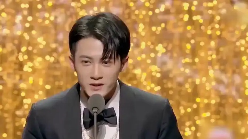 檀健次观看自己作品害羞反差萌爆红!