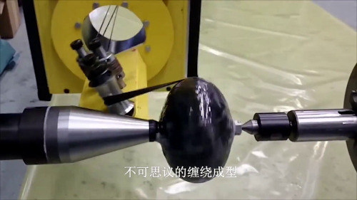 不可思议的缠绕成型,拽着碳纤维缠绕在工件上,硬度比钢铁还高