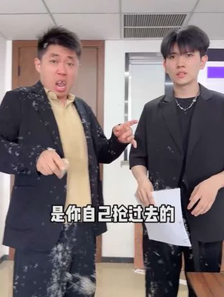 王经理:这个烤肠好像有点嚼不动…欢乐办公室
