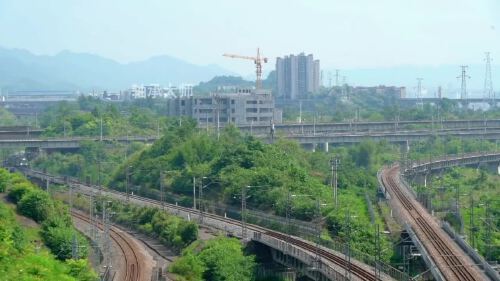 狒狒牵引的K15次列车经过四合开往重庆西