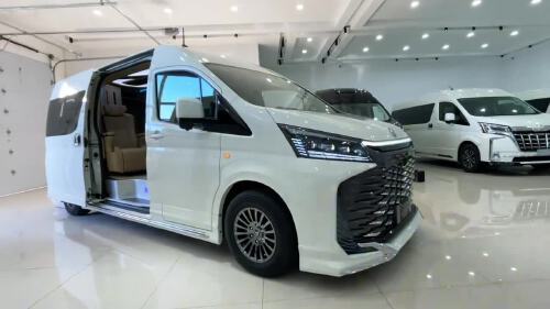 25款丰田海狮商务车升级版:自带卫生间,豪华出行新体验!