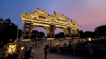 广东顺德顺峰山公园70周年国庆晚会灯光秀现场,视听效果非常震撼