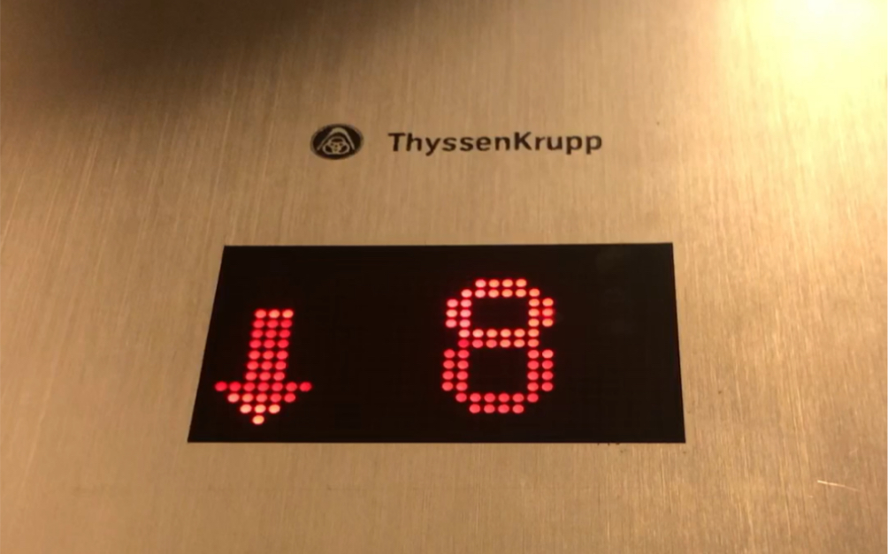 ...罕见的蒂森电梯!按钮也少见!还自带到站的铃声!位于香港旺角维景酒店