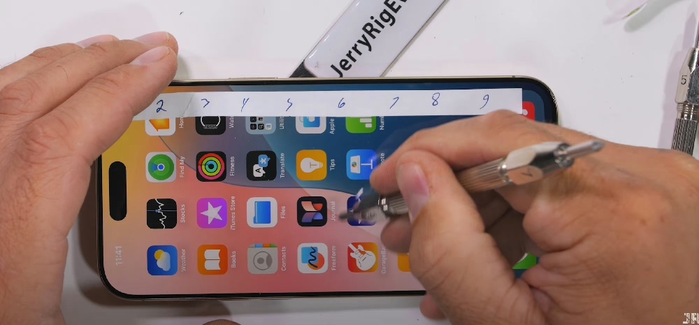iPhone 16 Pro Max 屏幕玻璃耐久性测试,莫氏硬度6级有轻微划痕,7级...