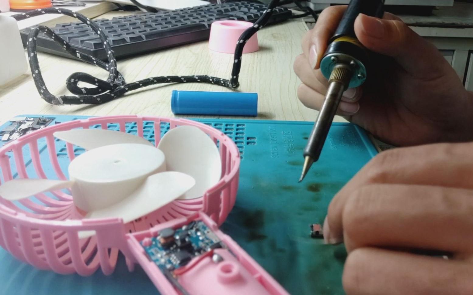 小风扇不转了,修手机师傅把主板接口焊牢固,又复活了