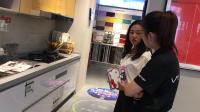 设计师接待上店看方案客户展厅讲解