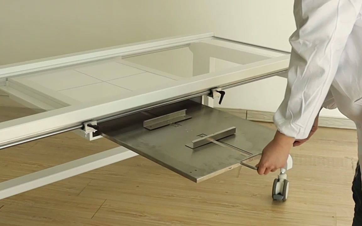 移动DR需要配合拍片床使用