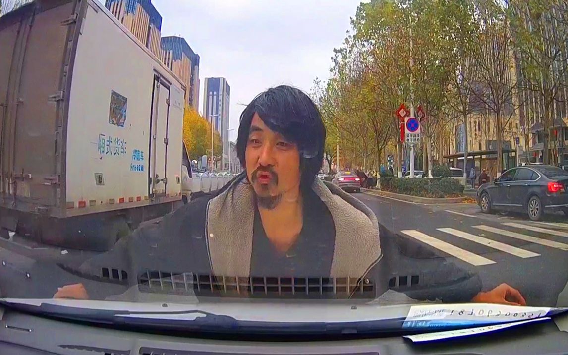 1103:马路上什么神人都有,遇到这种情况该怎么办?