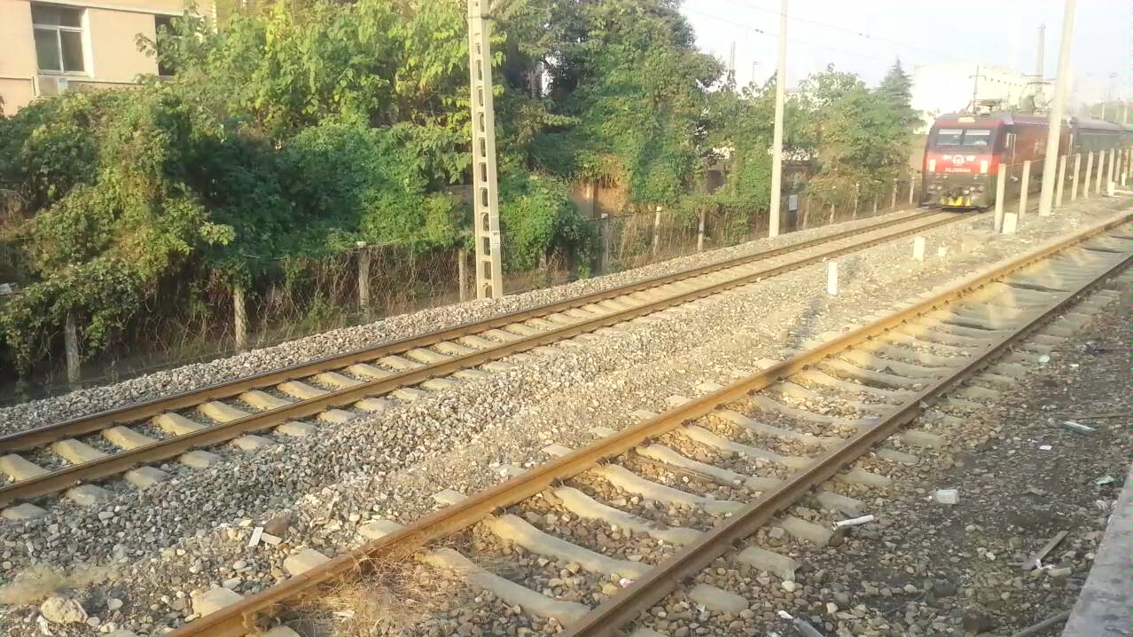 西局西段HXD3D0464牵引烟台至西安的K1131次列车西安东站正线通过