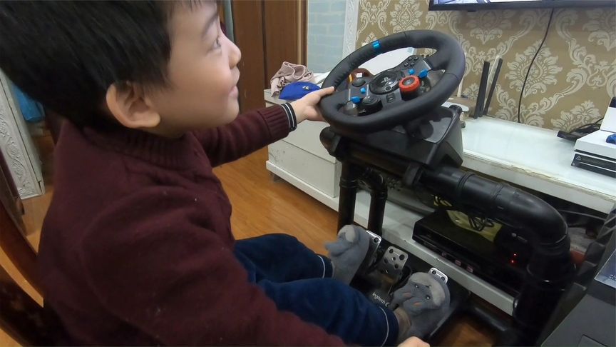 快看!外公教外孙练习手动挡车,启动换挡刹车。四岁娃能学会吗?