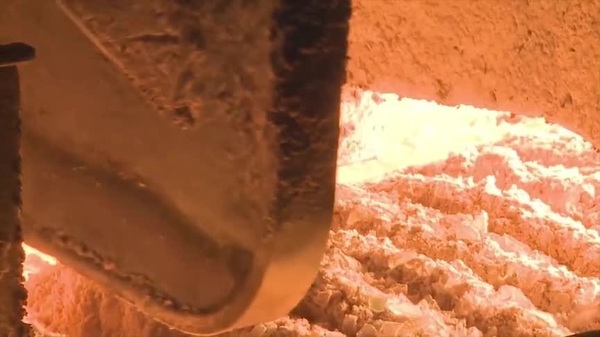 工厂实拍玻璃瓶制造过程,长见识了,难怪那么便宜