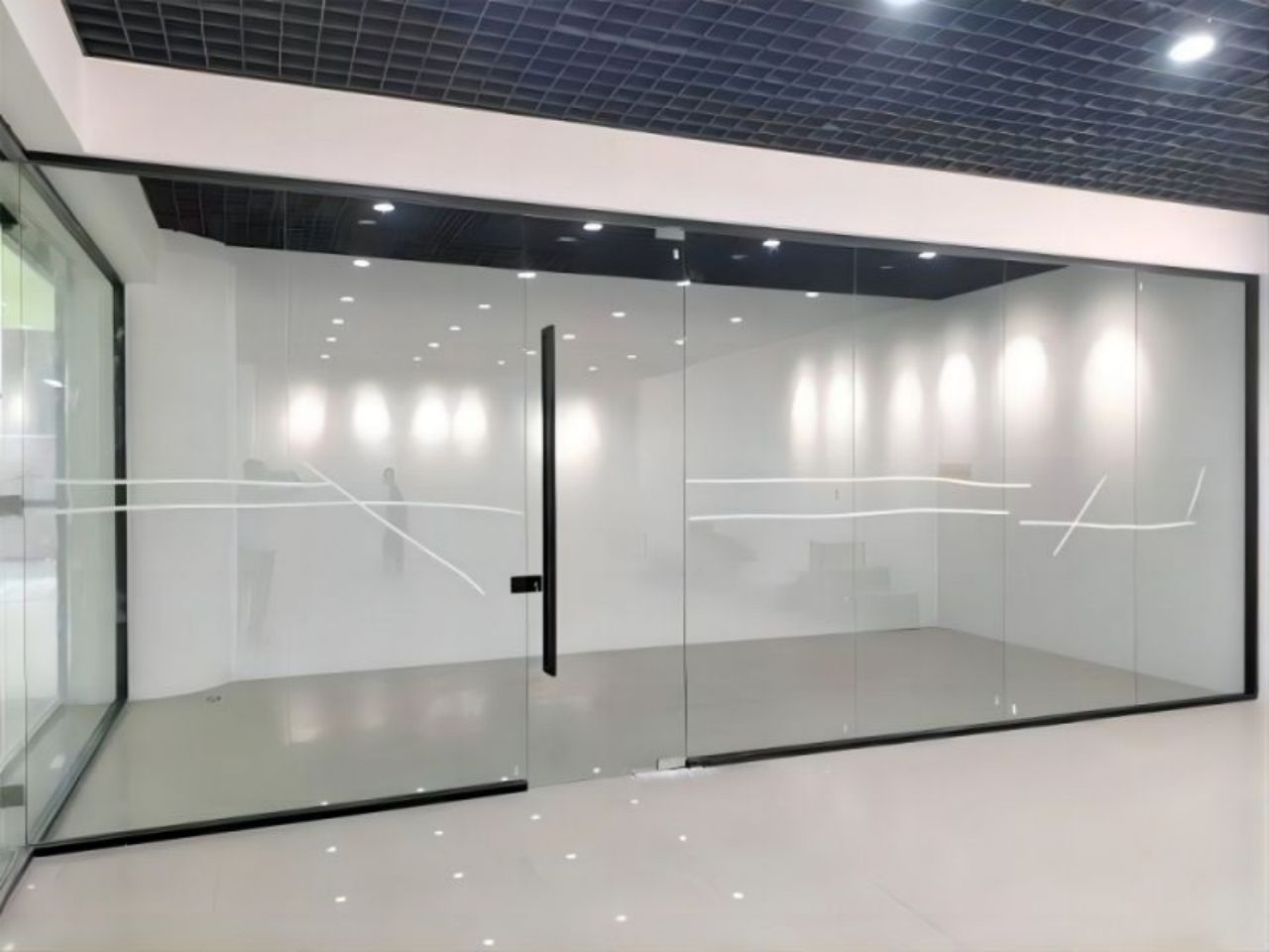办公室玻璃隔断墙的灵活定制化设计有哪些方案?玻璃隔断墙厂家分享