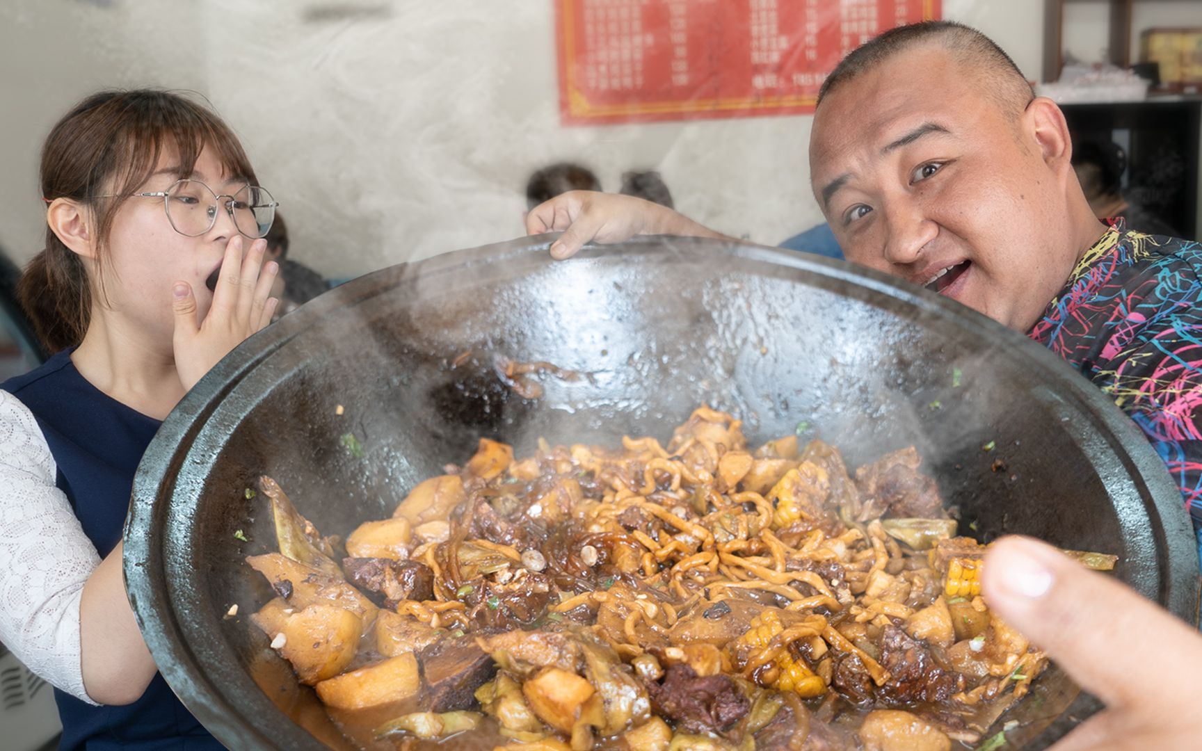 藏在停车场里的东北菜馆?排骨炖豆角肉超多超香,根本停不下来!