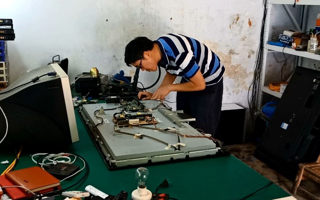 液晶电视屏幕上菜单乱跳,这是怎么回事?问题出在哪里呢?