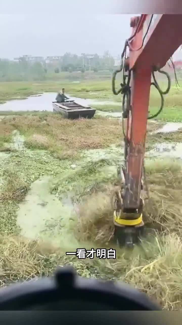 清理水面,他用行动诠释乐于助人精神