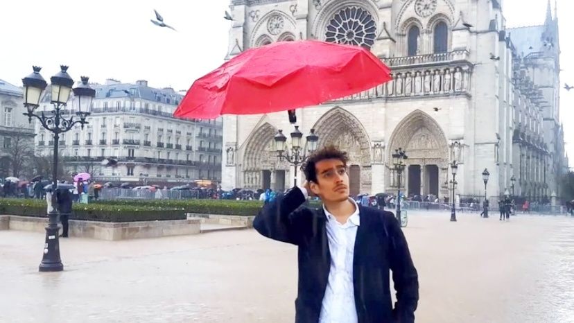 男子发明“高科技”雨伞,不需要用手撑,雨伞会跟着自己走