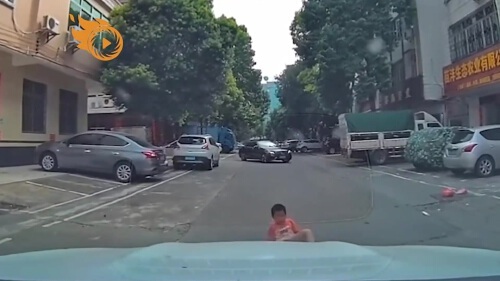 行车录像与网友评论:儿童碰瓷行为记录