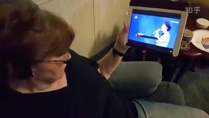老外听周深的反应视频,是目前所有反应视频里最感人、最真实的