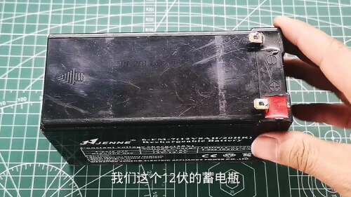 电动车电瓶坏了不存电?不用花钱去修,教你用一个灯泡就可以修复