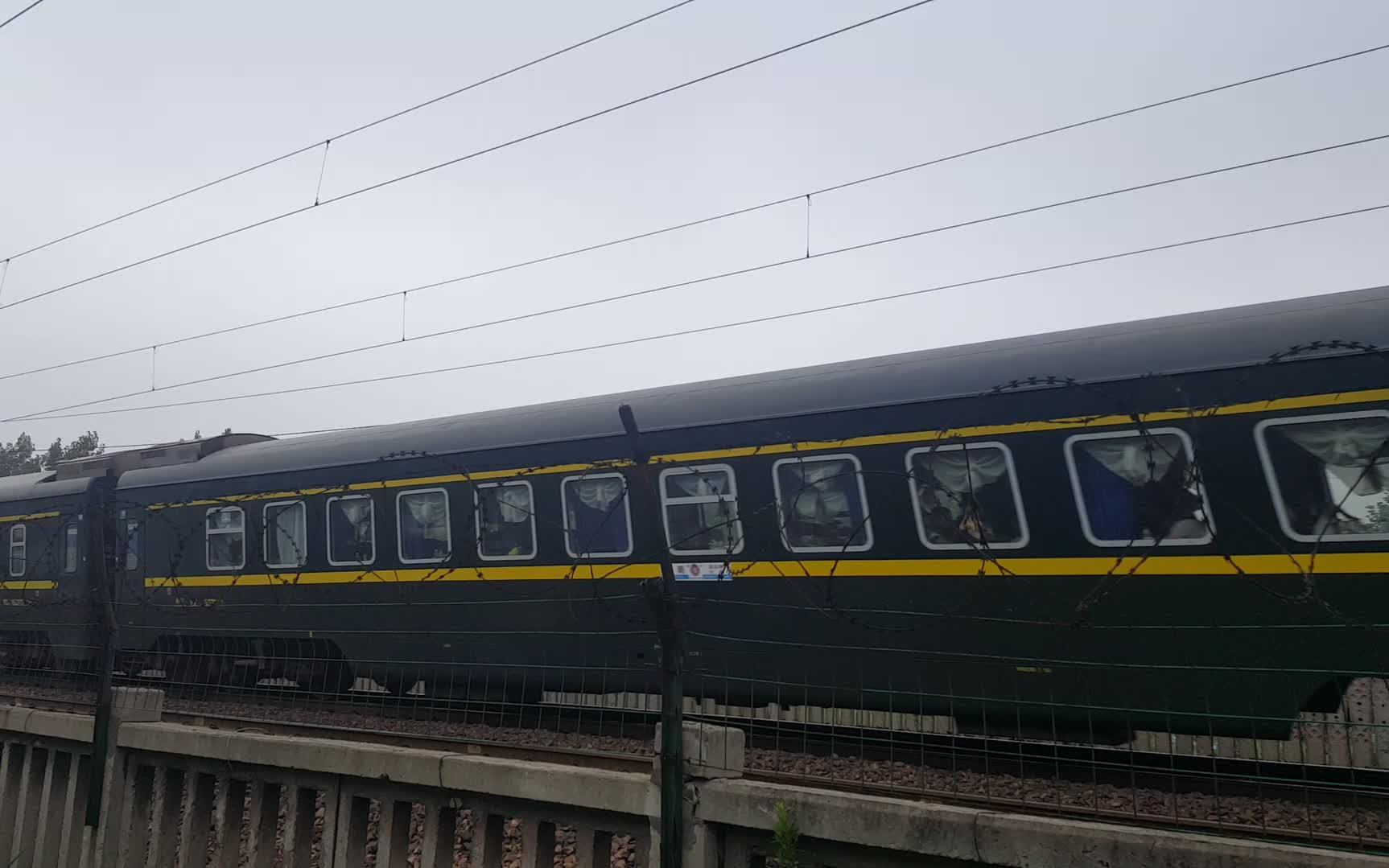 Z54次列车与K598次列车经过郑州铁路局许昌段