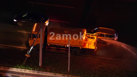 城市夜晚绿化洒水车作业4k视频素材-凌点视频素材网-2amok