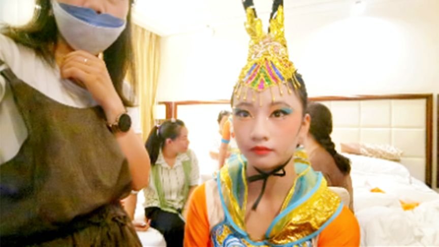 敦煌舞表演妆容教程分享,加上鬓角修饰,瞬间变了一个样