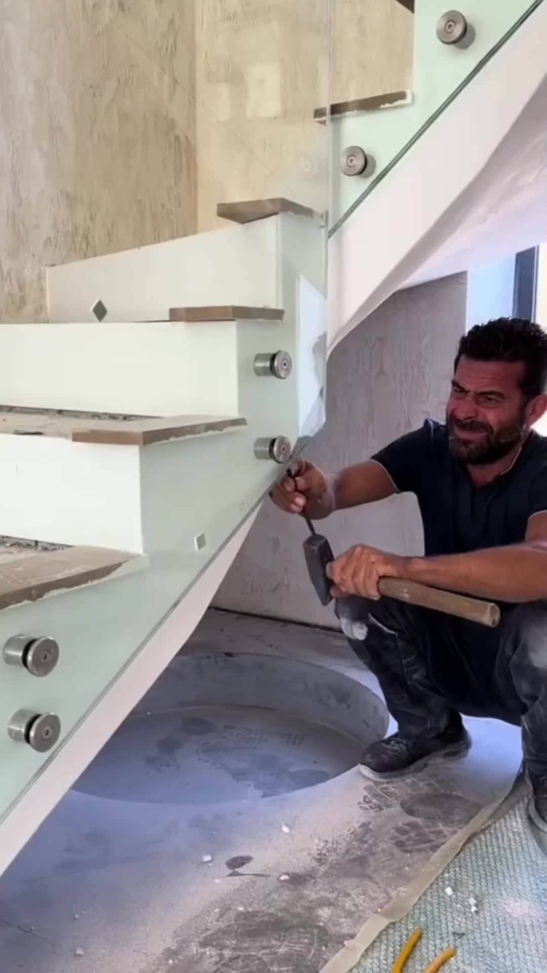 将画框敲碎,直接让画价值变高!