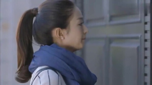 离你有多远:美女来找人,保安不让进,一个电话员工弯腰欢迎