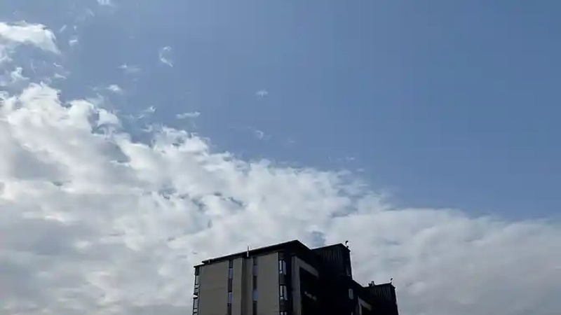 下午3点天空拍到奇怪现象,广东的云吹到江西,活了30多岁头次见