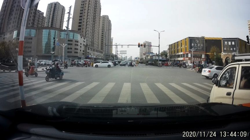 这样闯红灯不遵守交规的行人如何礼让?