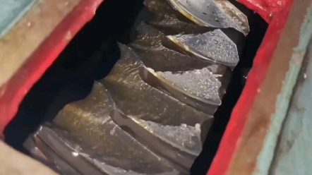 有一台电梯运行抖动,以为是变频器问题,但换了变频器,编码器,运行接触...
