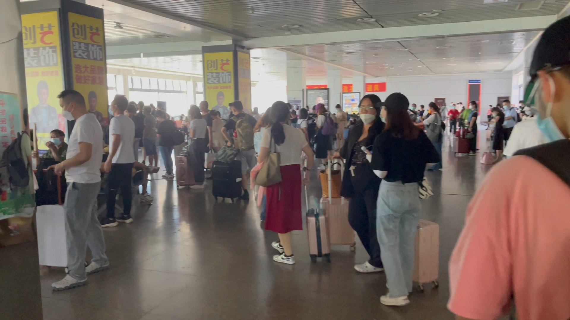 实拍,桂林火车站现状,很多人大包小包离开桂林