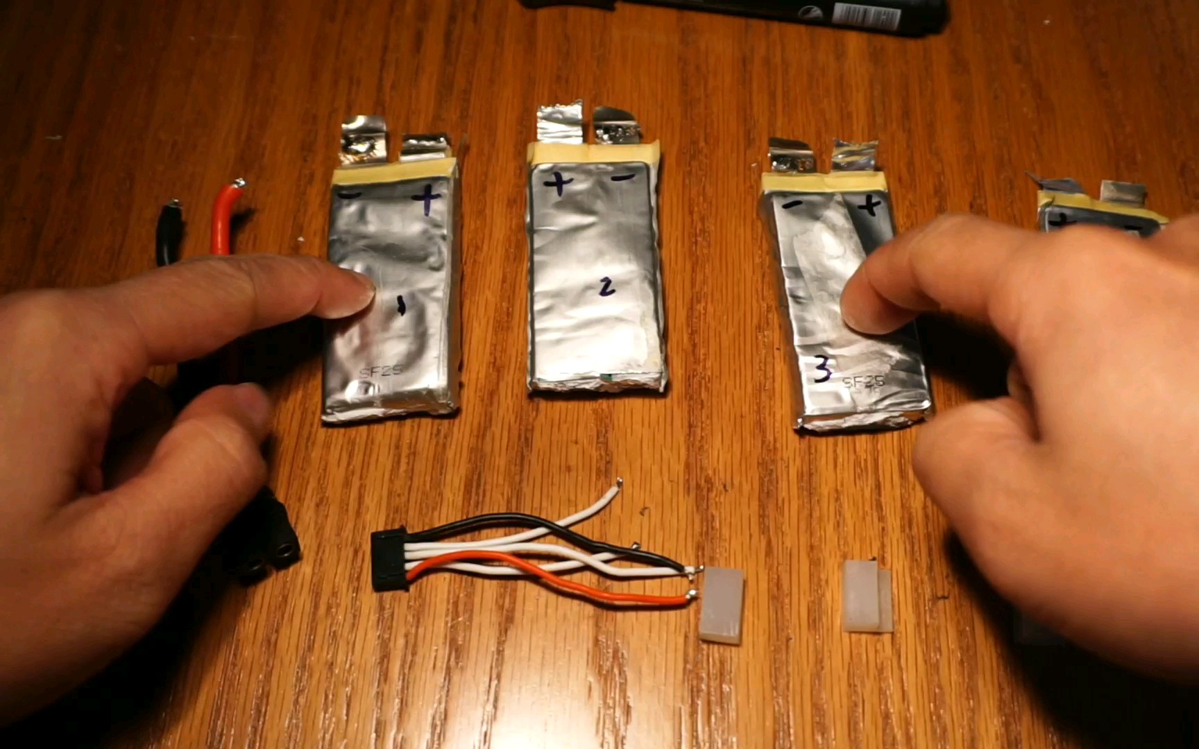 拆个报废的4s电池,组个2s给我的r9m单独供电吧!航模电池拆解及焊接...